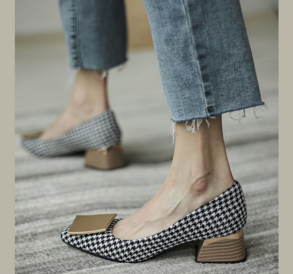 Badu.gr Στρογγυλεμένο μοντέλο γυναικεία παπούτσια με ψηλό τετράγωνο τακούνι 4,5 cm και μεταλλικό ...