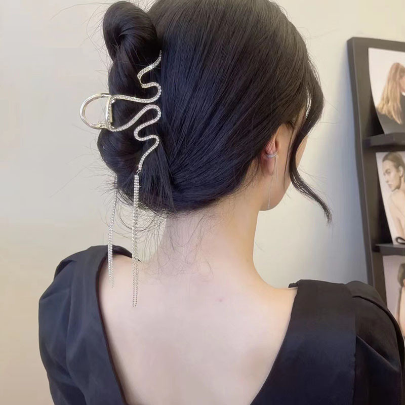 Badu Bg Дамска верига с пискюл Змийска коса Нокът Модна щипка за раци Елегантна щипка за акула