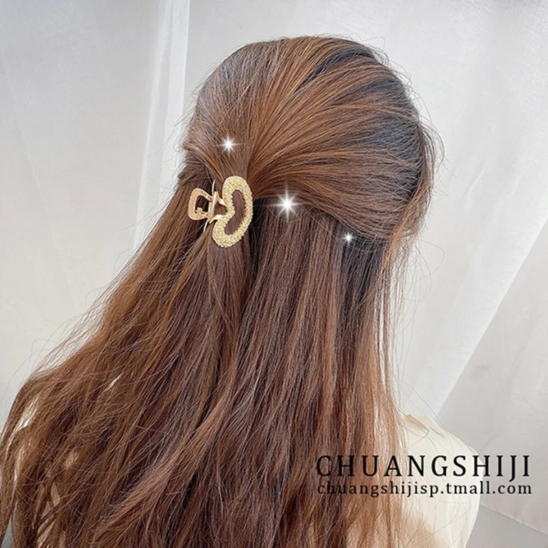 Badu Bg Моден мини метален лък сърце Нокът за коса Проста златиста куха геометрична фиби за коса